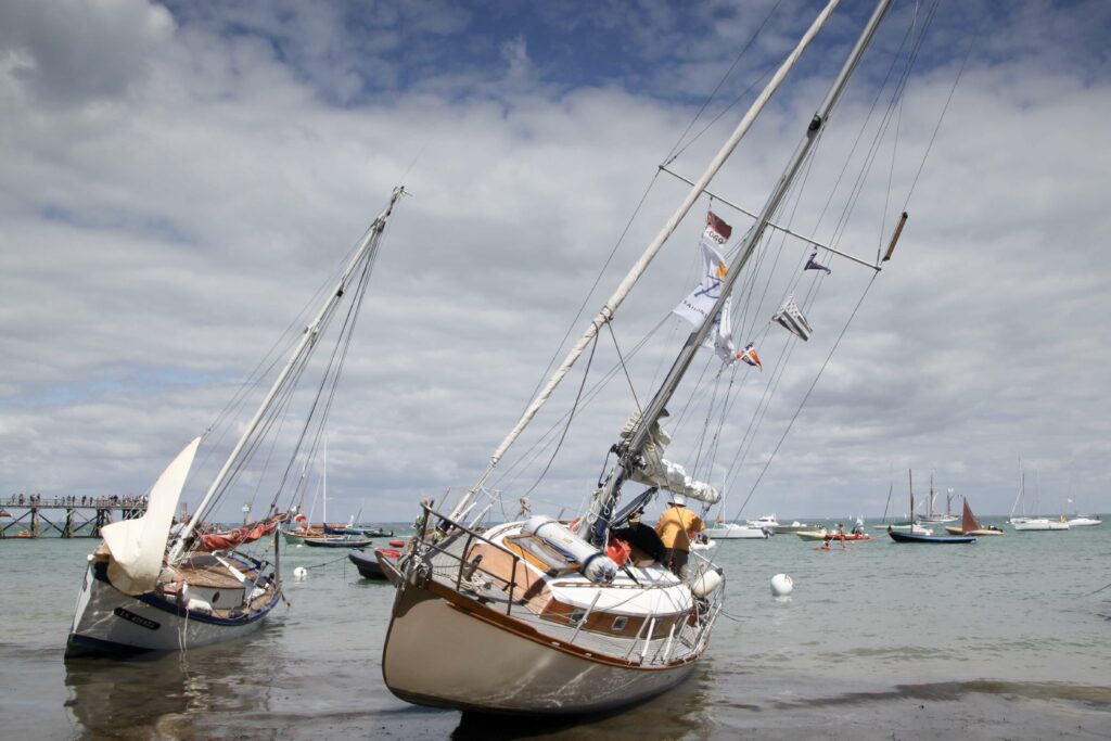 5 Types of Tides: How to Sail Safe and Efficient - Yacht Cruising Lifestyle